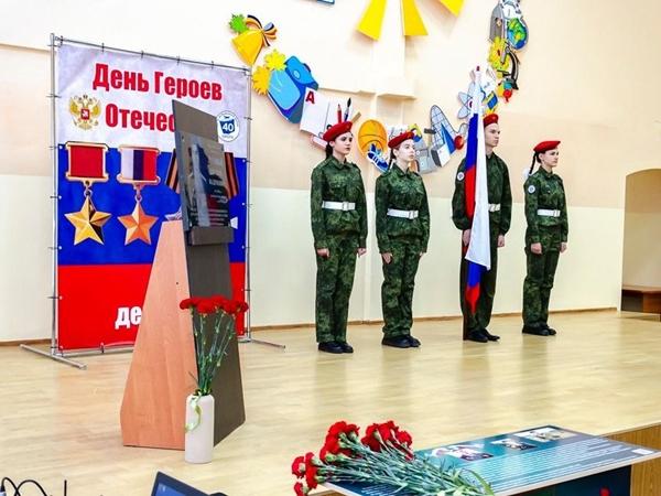 В Ростове в честь погибшего в СВО бойца открыли «Парту Героя» » DonDay