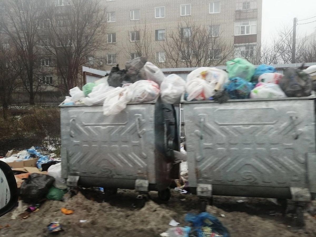 В Красном Сулине у многоэтажки образовалась стихийная свалка » DonDay