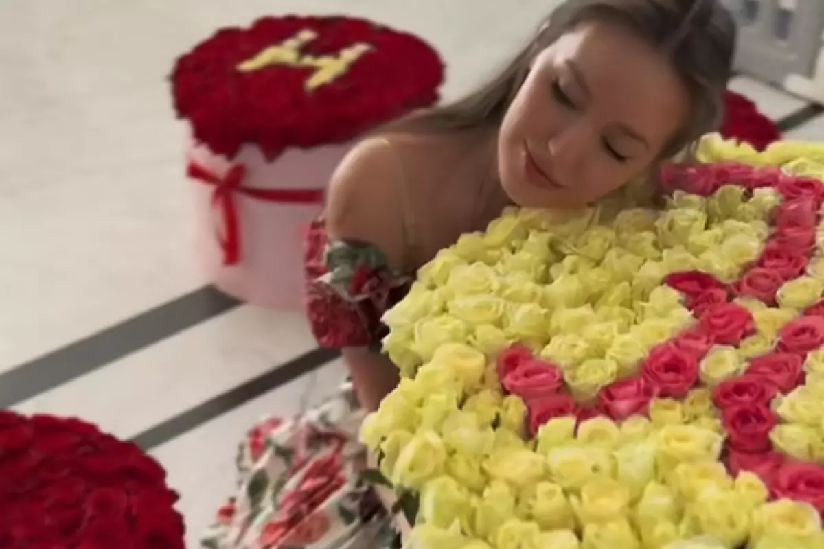 Муж Анастасии Костенко подарил супруге на юбилей 10 огромных букетов » DonDay