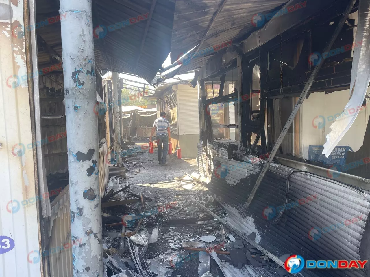 Владельцам сгоревших контейнеров на рынке в Аксае разрешили торговать в любом месте пострадавшей ...