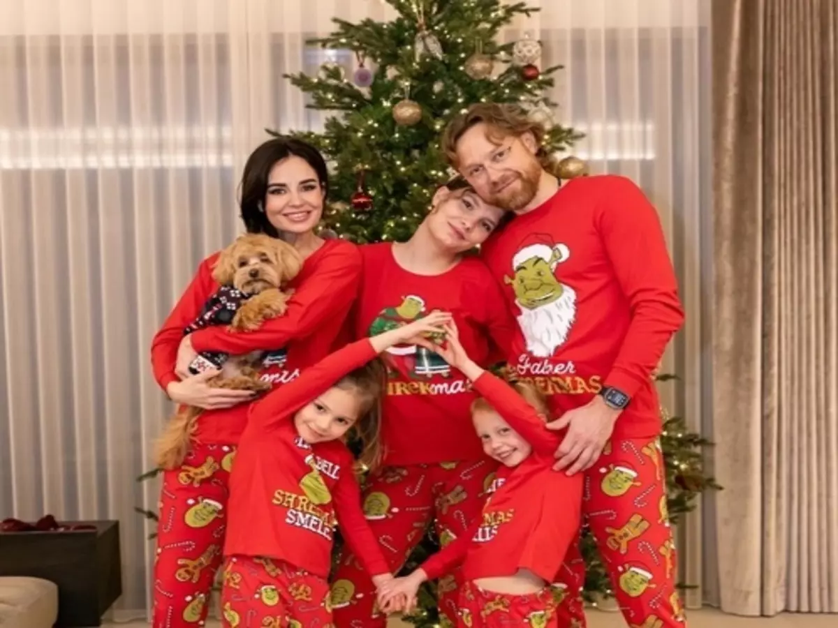 Дарья Карпина опубликовала предновогоднюю семейную фотосессию » DonDay