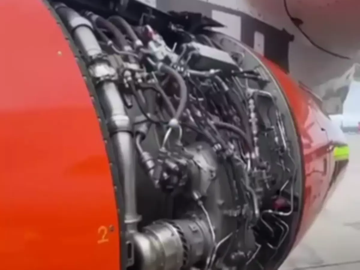 У самолета донской авиакомпании «Азимут» во время полета отпал капот двигателя » DonDay