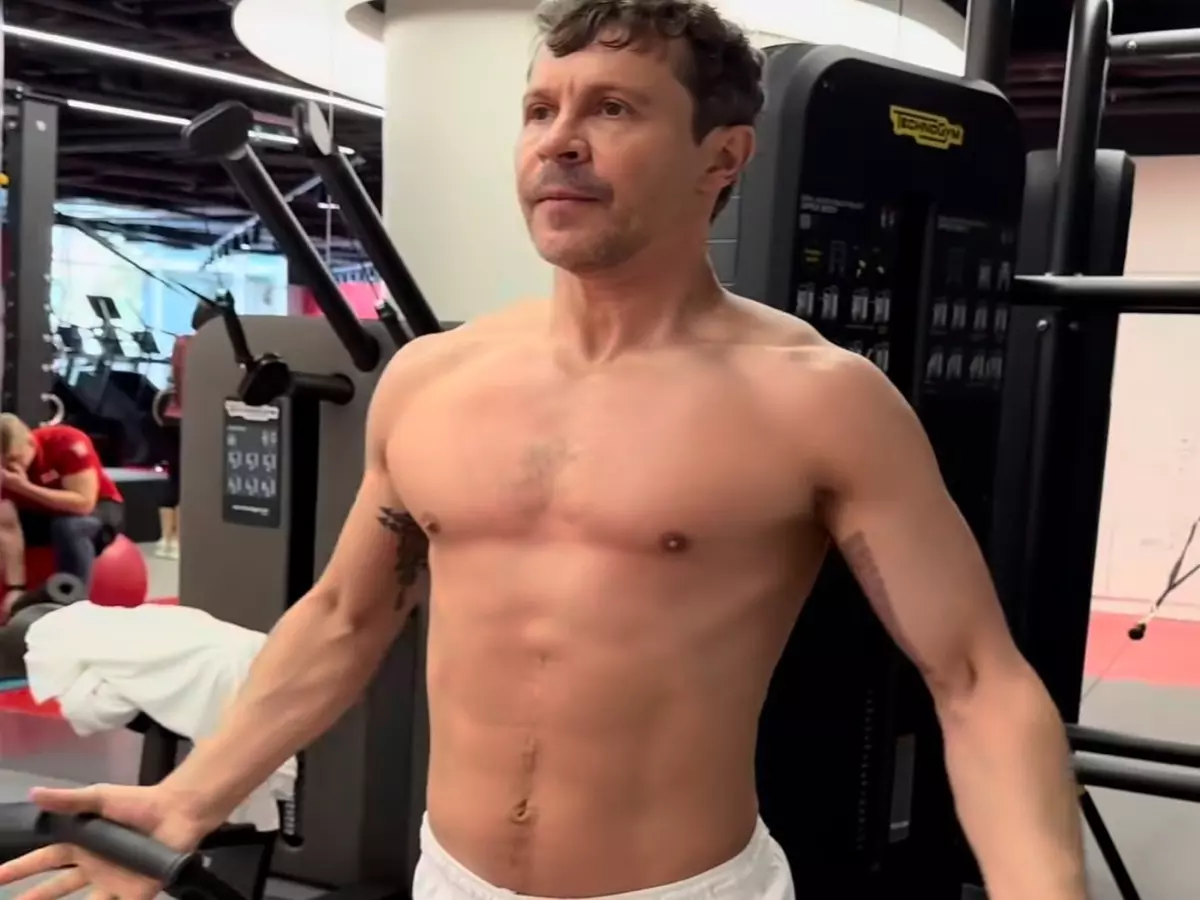 Павел Деревянко похвастался голым торсом » DonDay