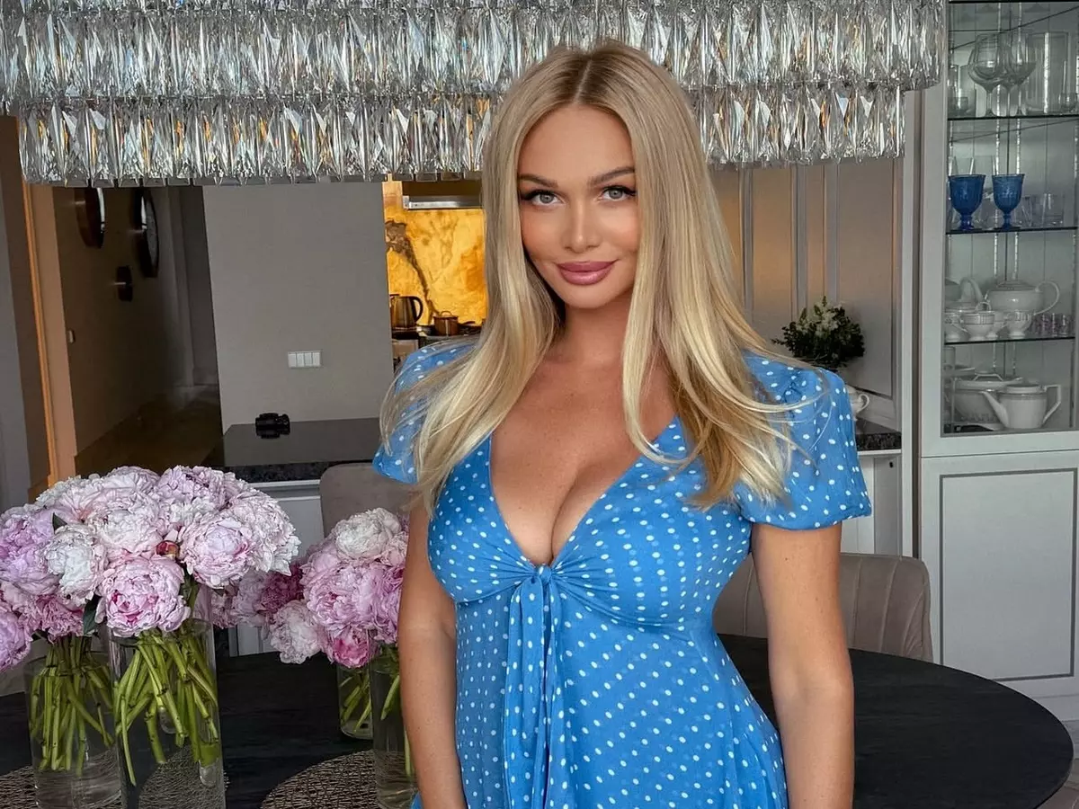 Виктория Лопырева опубликовала фото в коротком платье с глубоким декольте » DonDay