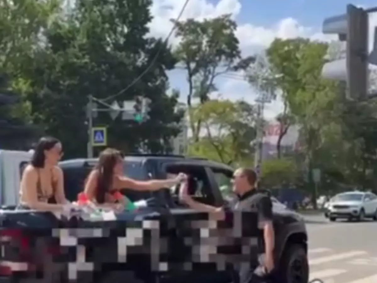 Пикап с полуобнаженными девушками и мороженым оштрафовали в Ростове » DonDay