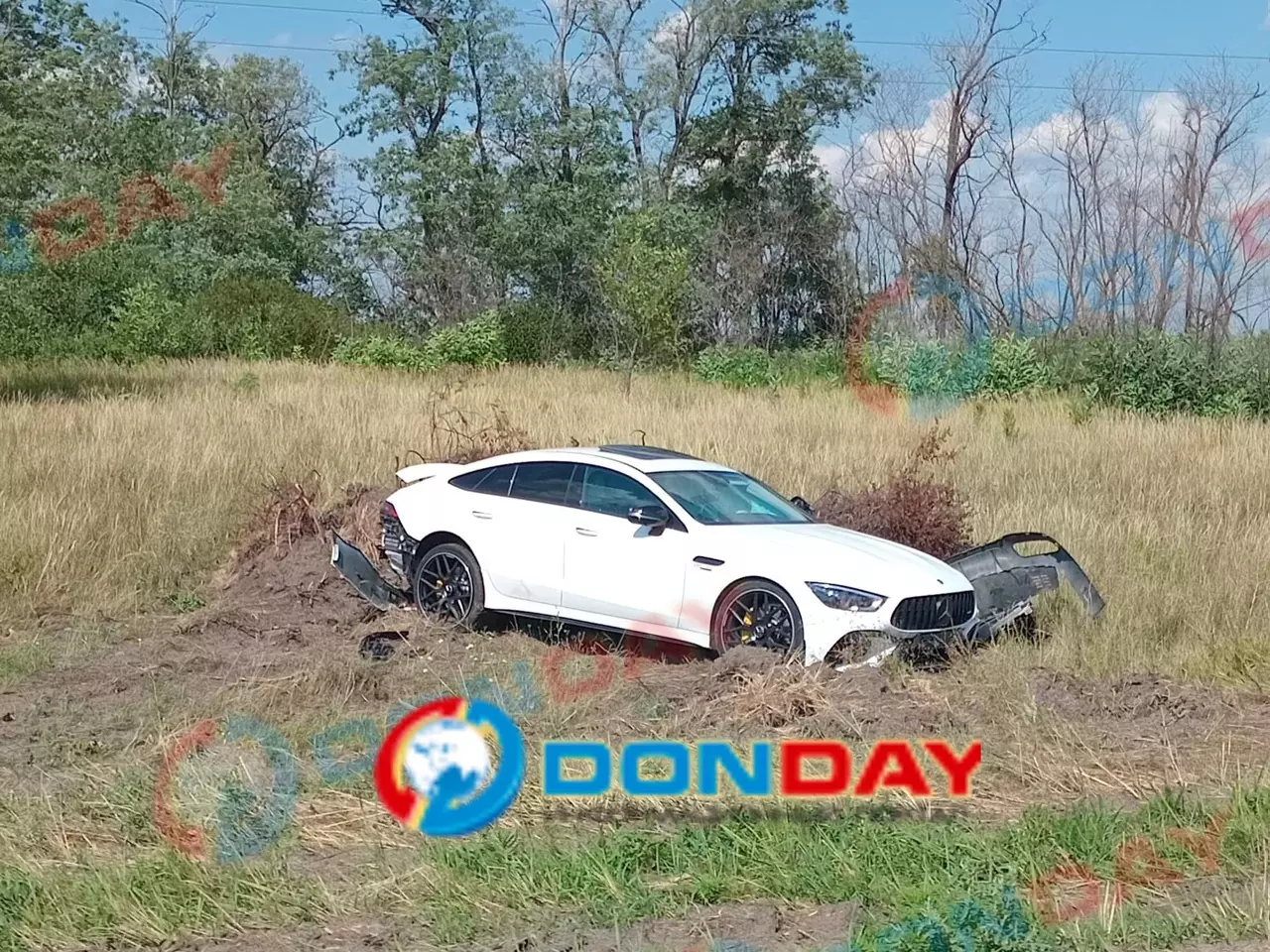 В Ростовской области иномарка съехала в кювет после ДТП » DonDay