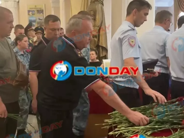 Десятки ростовчан пришли на прощание с двумя саперами, погибшими при разминировании БПЛА в ...