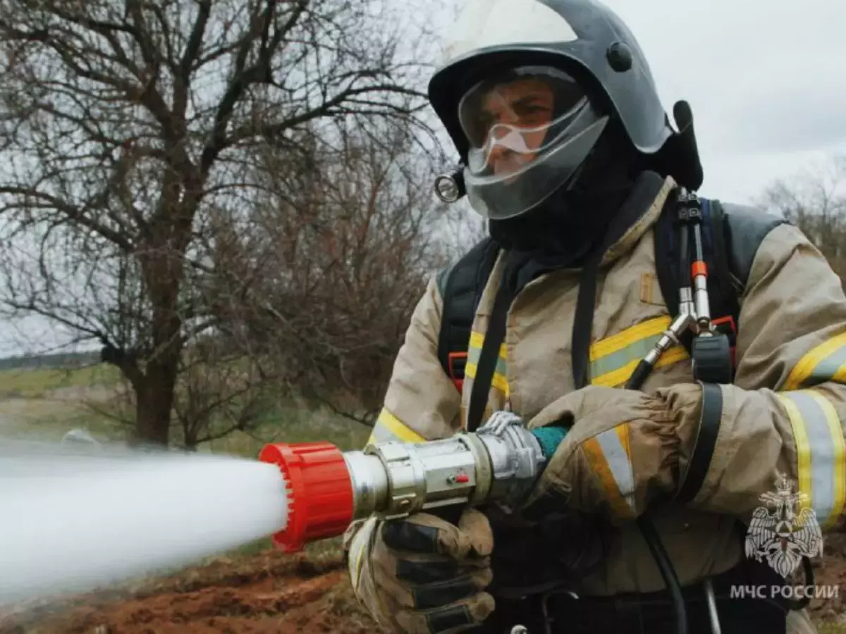 В Таганроге после массированной атаки БПЛА спасатели локализовали 8 возгораний » DonDay